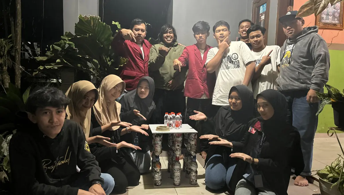 Mahasiswa UMM Ubah Sampah Plastik Menjadi Ecobrik Bersama Karang Taruna ...